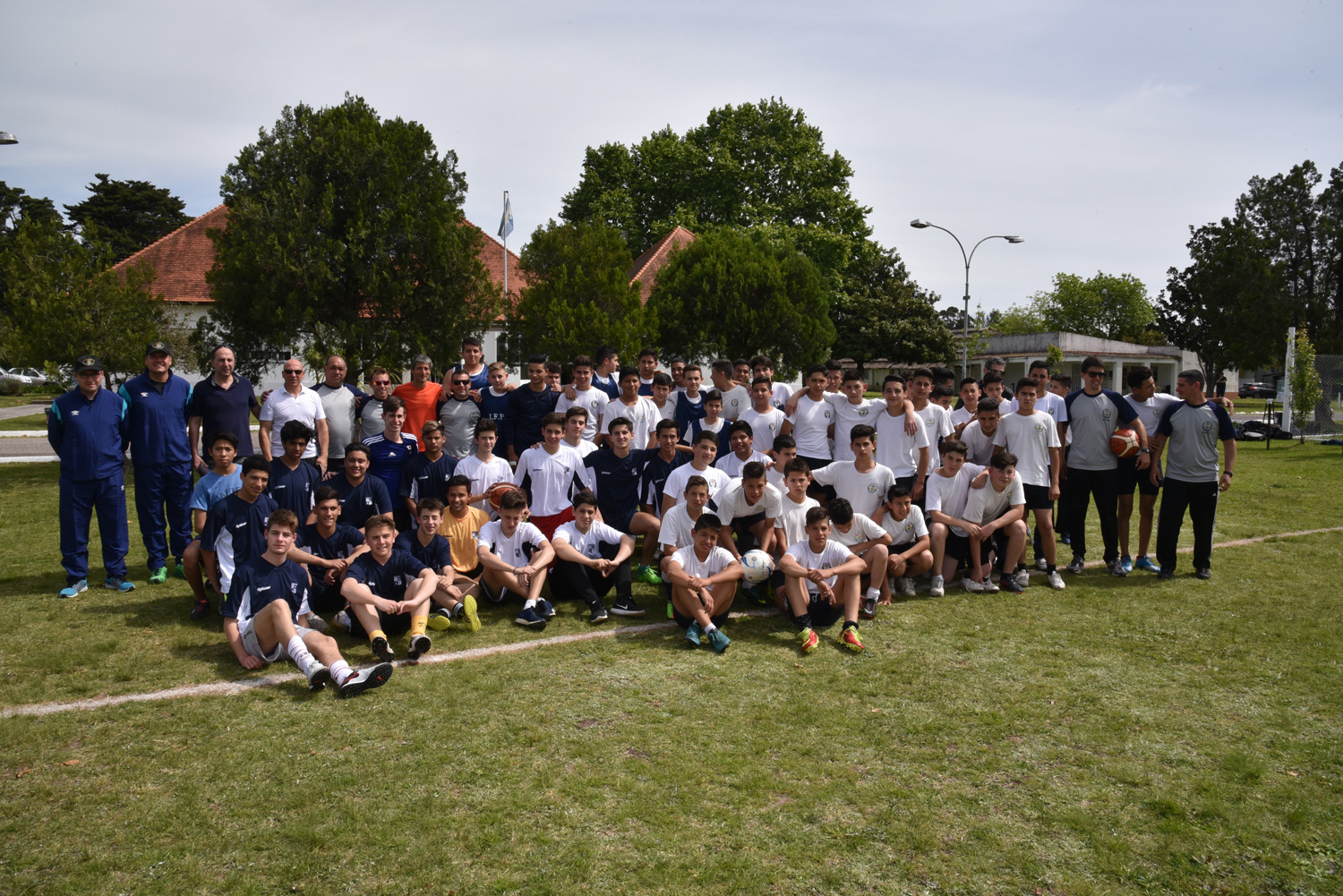 Encuentro deportivo del Colegio Nacional con el Liceo Policial